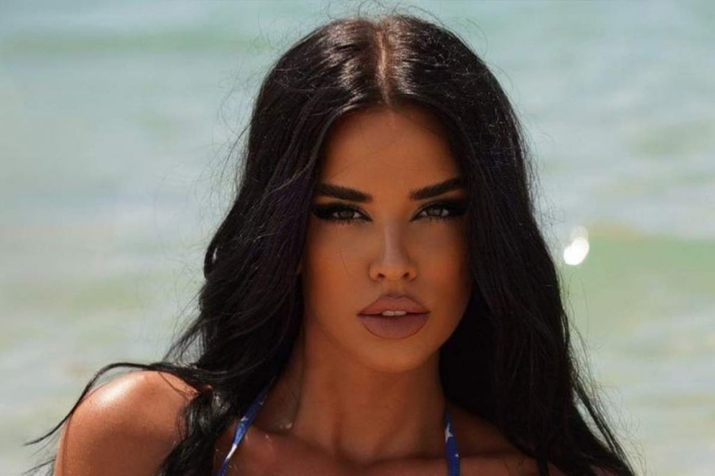 Ivana Knoll: le foto in lingerie sono da bollino rosso - Tshot