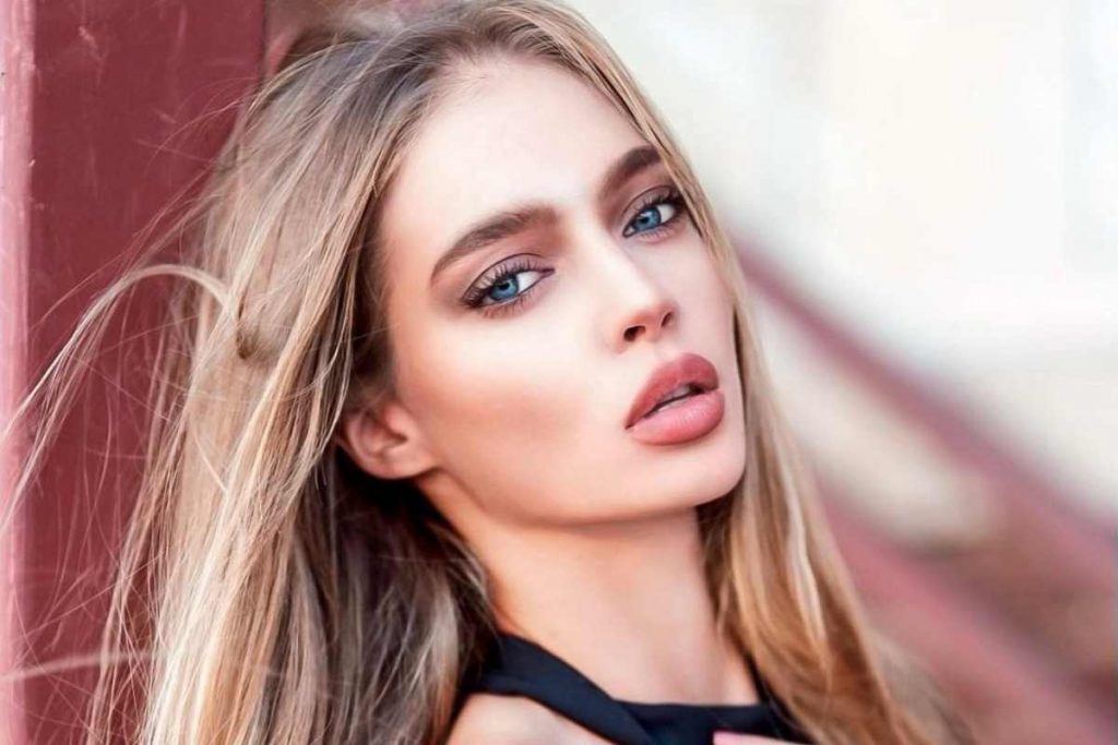 Tennis, abito mini e forme in vista: l'anno nuovo inizia col botto - Tshot